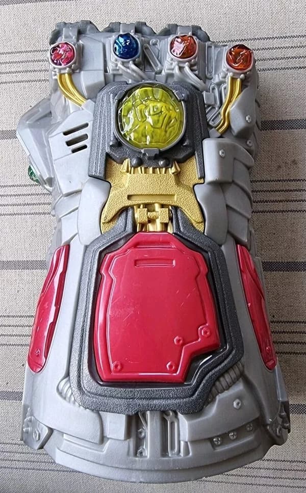 Marvel Avengers Infinity Gauntlet Thanos Glove Lights And Sounds 2018 ...