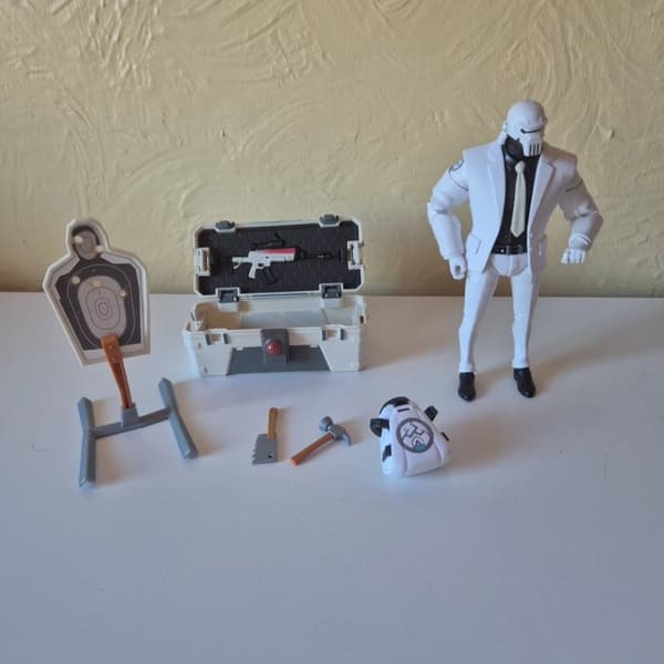 Fortnite Victory Royale Series Brutus (Ghost) Figure with accessories ...