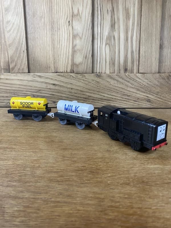 Thomas & Friends Trackmaster Diesel With Milk & Fuel Working Wagons | CDON