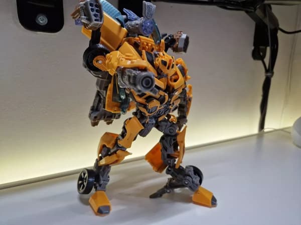 Dark of The Moon Leader Class Bumblebee with Mechtech Stealth Force ...