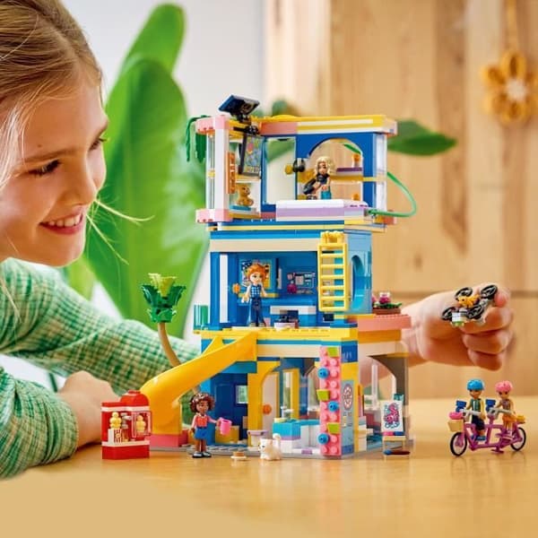 LEGO Friends 42689 Heartlake City Klubbstuga - Byggset 8 år - Present ...