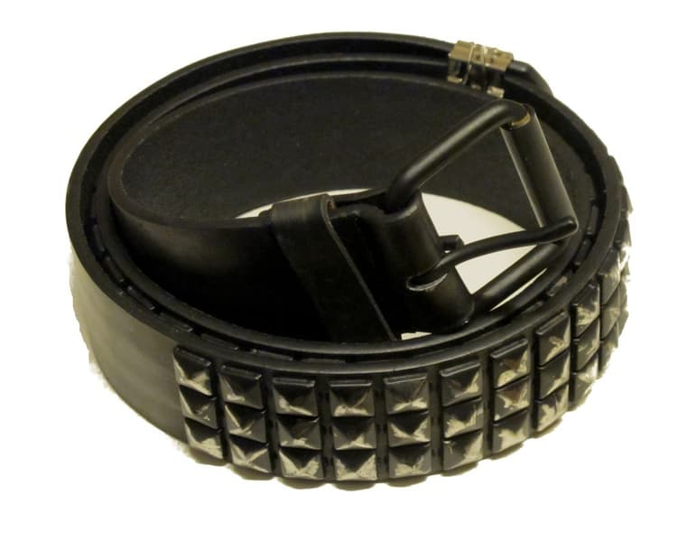 svart Nitbälte med svarta "slitna" pyramid nitar - 3 rad | CDON